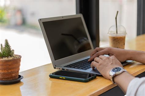 테이블에 열린 우주 사무실 문서 및 노트북에서 프로젝트에서 작업 하는 키보드 관리자를 입력 Brand Name Online Messaging Platform에 대한 스톡