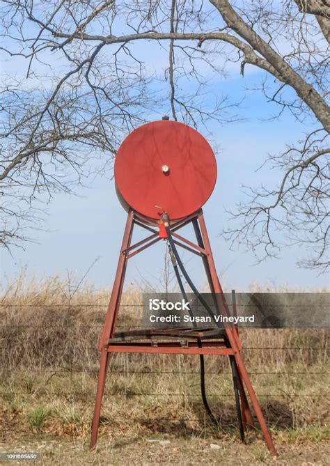 레드 팜 높은 중력 흐름 강철 연료 탱크 호스와 노즐 철 울타리와 겨울 분야 및 나무 가지선택적 초점 앞 연료 탱크에 대한 스톡