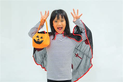 할로윈 휴일 과 어린 시절 개념 작은 아이 마녀 의상을 입고 할로윈에 동남 아시아 야외에서 카니발 의상을 입은 재미있는 아이들 10월에 대한 스톡 사진 및 기타 이미지