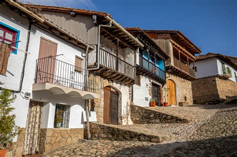 아레나스 데 산 페드로 구시 가지의 나무 발코니가있는 전형적인 주택 0명에 대한 스톡 사진 및 기타 이미지 Istock