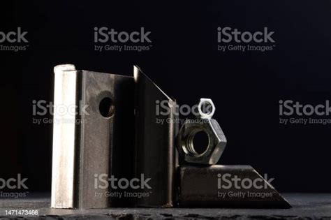 너트 볼트와 금속 스크랩의 구성이 어두운 배경에 놓여 있습니다 0명에 대한 스톡 사진 및 기타 이미지 0명 강철 건설