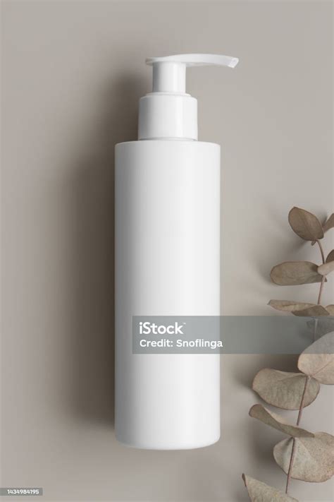 베이지색 배경에 유칼립투스가 있는 흰색 화장품 샴푸 디스펜서 병 모형 병에 대한 스톡 사진 및 기타 이미지 병 흰색 비누 용기 Istock