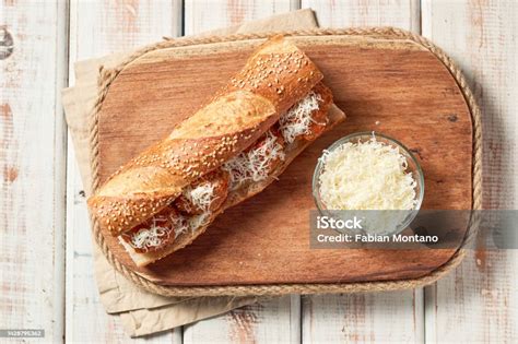 치즈와 마리나라 토마토 소스를 곁들인 미트볼 서브 샌드위치 미국 이탈리아 패스트 푸드 0명에 대한 스톡 사진 및 기타 이미지 0명 가루로 빻은 건강한 식생활 Istock