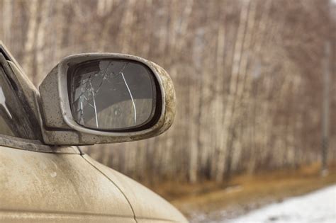 더러운 차에 브로 큰된 후면 보기 거울입니다 흐리게 Bokeh 배경 거울에 대한 스톡 사진 및 기타 이미지 거울 교통사고 충돌 사고 교통수단 Istock