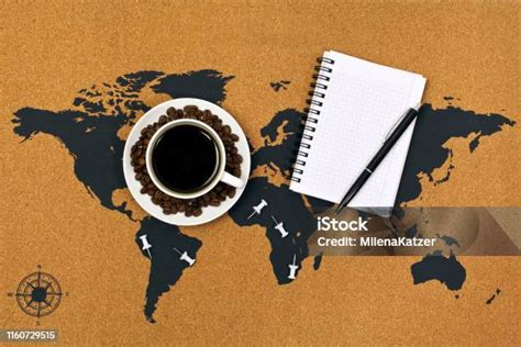 펜과 메모장이있는지도에 커피 콩이있는 검은 뜨거운 커피 한 잔 유기농에 대한 스톡 사진 및 기타 이미지 유기농 커피 커피 마실 것 Istock