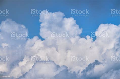 머리를 들어 올리고 하늘의 아름다움을 볼 수 있습니다 밝은 푸른 하늘에 두꺼운 흰색 구름 광고 텍스트 또는 데스크톱 화면 보호기의 최소 배경입니다 구름에 대한 스톡 사진 및