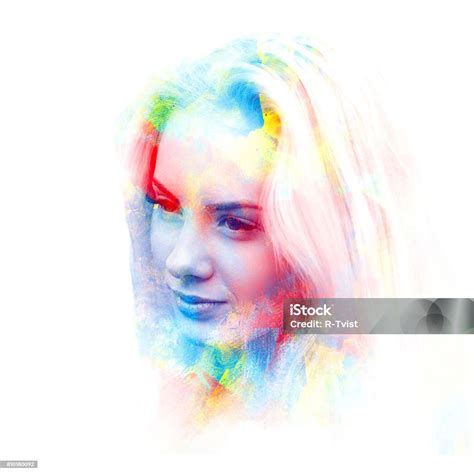 아름 다운 젊은 여자의 이중 노출입니다 여성 얼굴의 그려진된 초상화입니다 멀티 컬러 그림을 흰색 배경에 고립입니다 여성 슬픈 보기입니다 여자 얼굴을 추상화 합니다 수채화