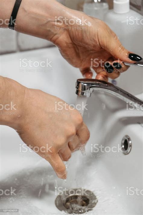 Hand Hygiene How To Wash Your Hands With Soap And Water Women Washing