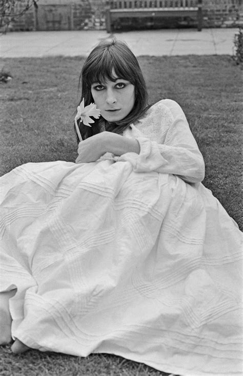 A Look Back At Anjelica Hustons Best Vintage Beauty Moments Vogue