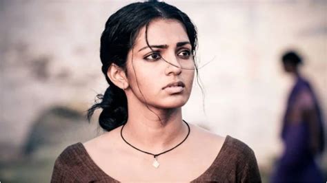 தனுஷின் மரியான் பட நடிகை பார்வதியா இது சேலையில் வித்தியாசமான லுக்கில் ரசிகர்களை மயக்கும்