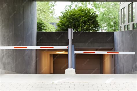 Puerta De Entrada Al Garaje Subterráneo Barrera De Entrada Al