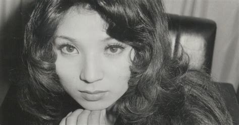 여가수 추모 앨범에…20대 시절 누드 사진 끼워 판다는 일본 음반사