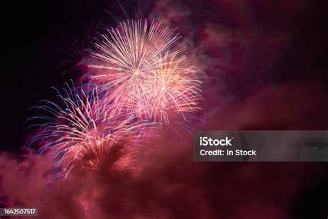 섣달 그믐 날 불꽃 놀이에서 나오는 유독 한 연기 환경에 대한 미립자 물질 및 이산화탄소 오염 기후 변화 공기 오염에 대한 스톡 사진 및 기타 이미지 Istock