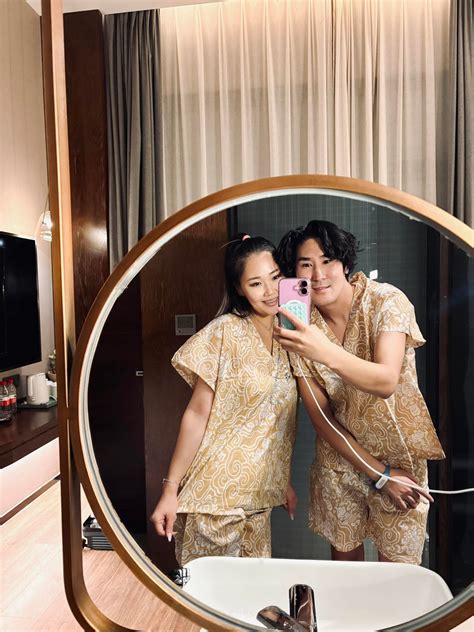 The Mongolian Couple Энэ уг нь эмэгтэйчүүд нь ягаан өнгөтэйг өмсөж байсан юм Тэгээд хайраа