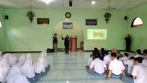 Mahasiswa Bekerja Sama Dengan Sma Teuku Umar Semarang Dalam Kegiatan Spekara