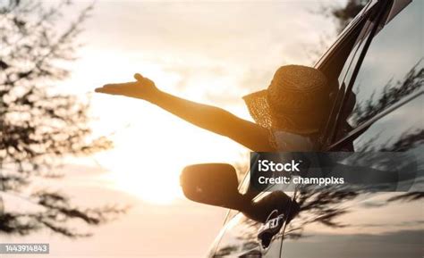 해치백 자동차 여행 운전 도로 여행 여자 여름 휴가 일몰에 차에서 여자 행복한 여행은 친구들과 함께 휴일과 휴식을 즐기고 분위기를 얻고 목적지로 이동합니다 열다에 대한 스톡