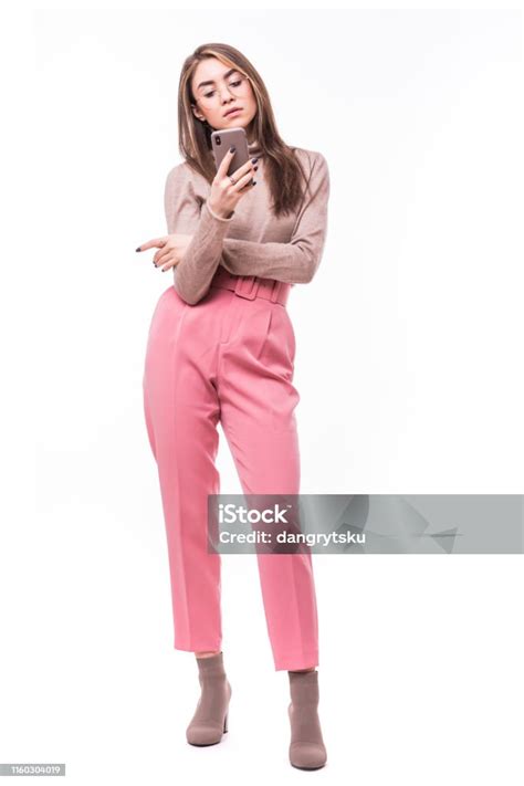 흰색 배경 위에 고립 된 스마트 폰에 입력 예쁜 젊은 여성의 전신 길이 초상화 데님에 대한 스톡 사진 및 기타 이미지 데님 레이스 메시지 Istock