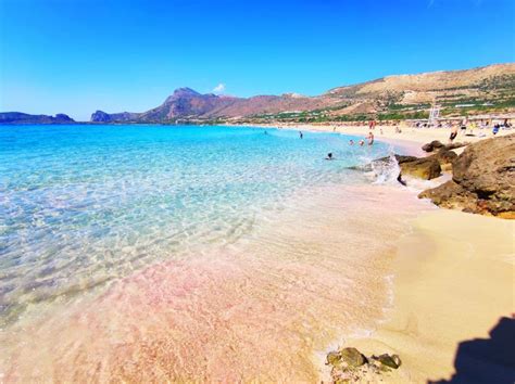 Широка ивица заобиколена от високи планини Великолепен изключително чист пясъчен плаж с