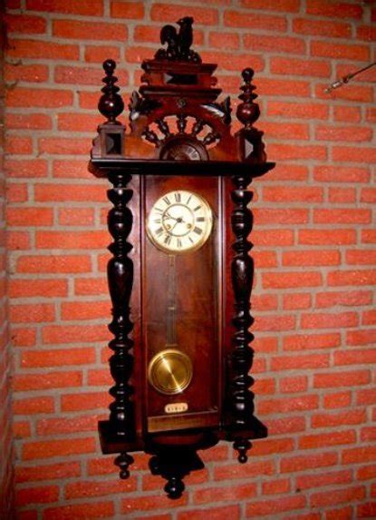 Настенные часы с маятником