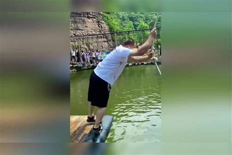 男子玩绳索过河项目坚持了几个回合没成功最终还是选择放弃