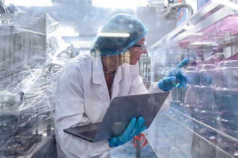 선적 전에 물병의 품질을 검사하는 병입 공장 직원 식물에서 사용되는 역삼투압 시스템 물 순도 및 병입 공정의 품질 관리 유지 고화질 사진 갤런에 대한 스톡 사진 및 기타