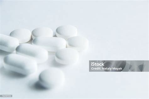 흰색 배경에 격리 된 흰색 캡슐 텍스트용 카피스페이스 선택적 초점 상단 보기 약물 남용의 개념의 치료를위한 통증 약 건강 알약 가격에 대한 스톡 사진 및 기타 이미지