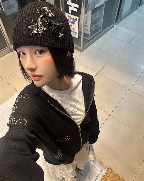 투즈룸 혜지 부모님께서 이민 같은 쓸데없는 소리 말고 일이나 하래서 그간의 데일리룩 올려봅니다 시무룩 😵‍💫 Instagram