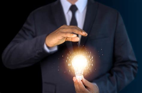 네트워크 연결 혁신적인 기술로 손 전구를 들고 있는 사업가 남자에 대한 스톡 사진 및 기타 이미지 남자 전구 쥠 Istock