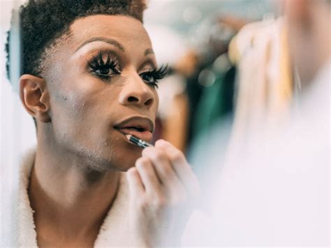 शादी के 25 साल बाद औरत बन गया पति पहनने लगा पत्नी के कपड़े 3 बच्चों की मां ने सुनाई अजीबोगरीब