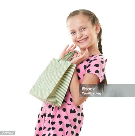 심장 모양 흰색 배경으로 핑크 입은 쇼핑백 스튜디오 초상화와 예쁜 소녀 땋은 머리에 대한 스톡 사진 및 기타 이미지 땋은 머리 고객 귀여운 Istock