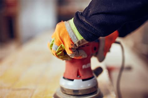 레트로 빈티지 워크샵에서 궤도 전기 샌 더를 사용 하 여 남성 목수 가구에 대한 스톡 사진 및 기타 이미지 가구 건설 기계류 건설 산업 Istock