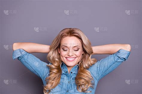 她的特写肖像她很好可爱迷人迷人迷人的华丽的愉快的愉快的卷发女士闭着眼睛有一天孤立在