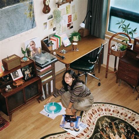 딥한 우드톤과 포인트 크리에이터의 망원 빈티지 복층 하우스 라이프스타일 슈퍼앱 오늘의집 딥한 우드톤과 포인트 크리에이터의 망원 빈티지 복층 하우스 라이프스타일 슈퍼앱 오늘의집