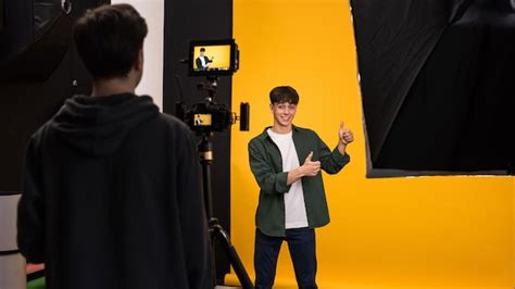 젊은 여성을 촬영하는 전문 사진작가 무료 사진