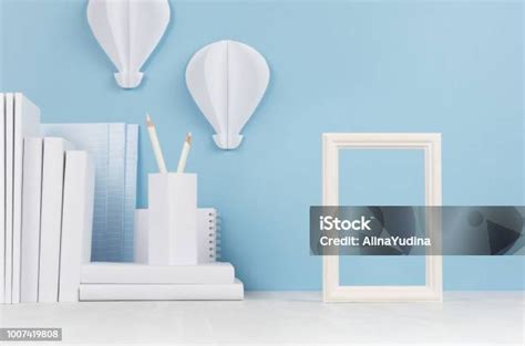 학교 템플릿화이트도 서 문구 빈 사진 프레임 및 흰색 책상에 부드러운 파란색 배경 장식 풍선 종이 접기 학교 배경 복사 공간 돌아가기 개념에 대한 스톡 사진 및 기타 이미지