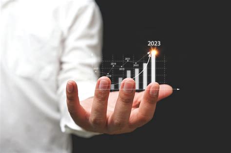 가상 그래프를 보유한 사업가 비즈니스 성장 및 투자의 그래프 분석 판매 이익 증대를위한 전략 계획 장기 사업 계획 비즈니스 재무 데이터 개념 2022년에 대한 스톡 사진 및