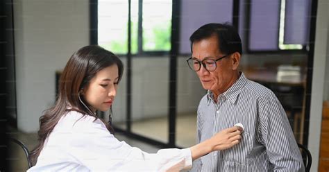 흰색 유니폼을 입은 여성 의사가 청진기를 사용하여 병실에서 검사하는 동안 노인 남성의 심장을 듣습니다 사진 Unsplash의 태국 이미지