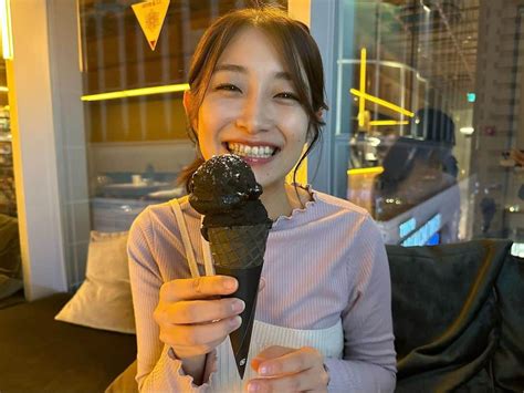 益田恵梨菜さんのインスタグラム写真 益田恵梨菜instagram「 地元の友達と東京で 真っ黒なアイスを食べた！ 本当に真っ黒だけど味はバニラっぽい感じ！ 唇も歯も真っ黒になる