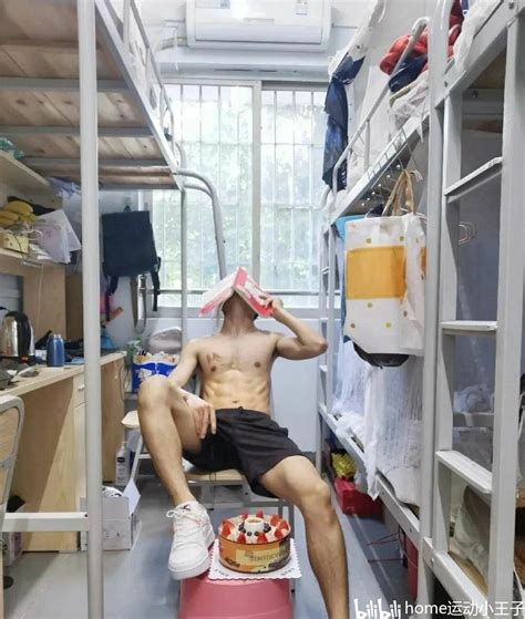 寝室有个腹肌室友是什么体验 哔哩哔哩