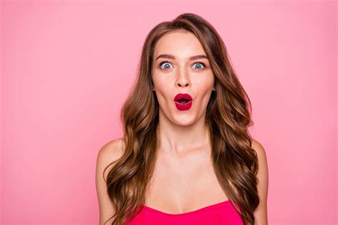 클로즈업 사진 아름 다운 그녀는 그녀의 여자 예기치 않은 무료 쇼핑 블랙 프라이데이 낮은 작은 가격 오픈 O 모양 입 착용 귀여운 반짝 다채로운 정장 착용 드레스 고립 된