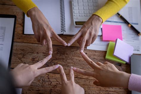 사업 합병 및 인수의 팀워크를위한 비즈니스 악수 성공적인 협상 악수 두 명의 사업가가 파트너와 악수하여 파트너십 및 비즈니스 거래 개념을 축하합니다 3 명에 대한 스톡 사진