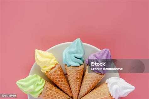 달 콤 하 고 상쾌한 디저트 개념에 대 한 핑크 바탕에 아이스크림 콘의 각종의 흰색 플레이트 냉동된에 대한 스톡 사진 및 기타 이미지 Istock