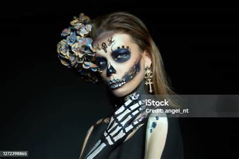 할로윈 뷰티 스켈레톤 여자 메이크업 얼굴 소녀 죽음 할로윈 의상 죽은 자의 날 매력적이고 위험한 칼라베라 카트리나 할로윈에 대한 스톡 사진 및 기타 이미지 Istock