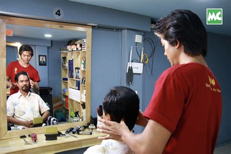 သား က ဆံပင်ညှပ်ဆိုင်မှာ အလုပ် လုပ်နေပြီ ဂျစ်သား