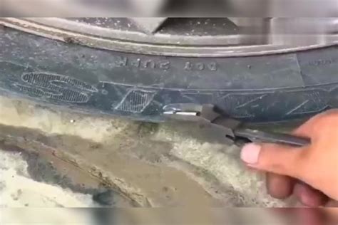 师傅在车胎里拔出好多个钉子这是得罪了哪路神仙