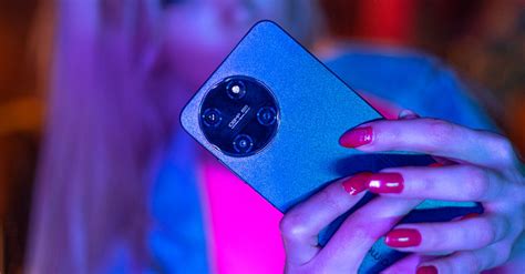 금발 기술 기술 사용 기술에 정통한 네온 불빛 다채로운 도시의 디지털 라이프스타일 매니큐어 매혹적인 밝은 색 밤 밤 사진 밤문화 번쩍이는 분홍색