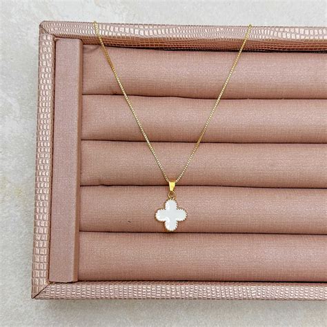 COLAR TREVO RESINADO BRANCO Helô Semijoias