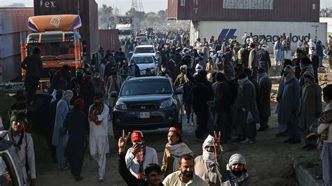 Protesters Defy Pakistan Crackdown To Demand Imran Khans Release The New York Times