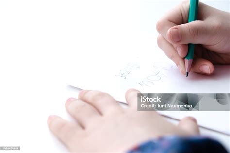 어린이 손 클로즈업 숫자를 쓰기 위해 손을 준비하기위한 사전 작성 연습 가정용 장비에 대한 스톡 사진 및 기타 이미지 가정용