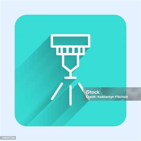 화이트 라인 화재 스프링클러 시스템 아이콘은 긴 그림자 배경으로 분리되어 있습니다 스프링클러 소화기 단단한 아이콘입니다 녹색 사각형 버튼입니다 벡터 관 튜브에 대한 스톡